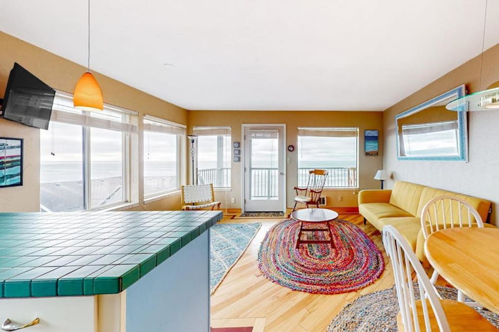 Oceanfront Nye Beach Condo With Gorgeous Corner View & Beach Access - Newport, OR