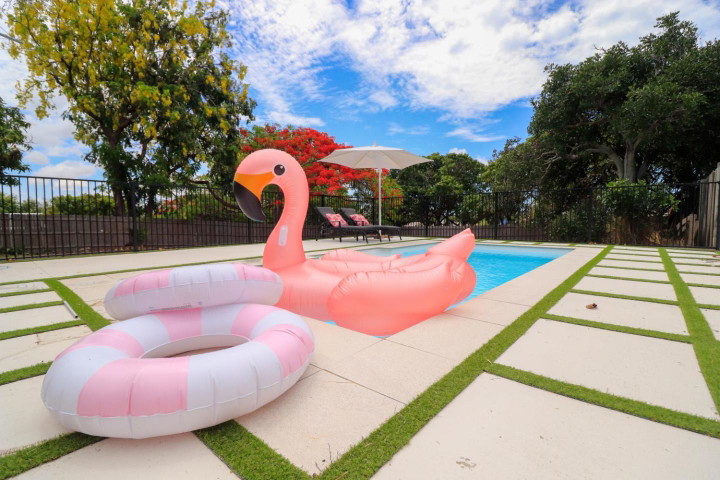 Pet Friendly Sleeps 8 Bowen Holiday House - Bowen