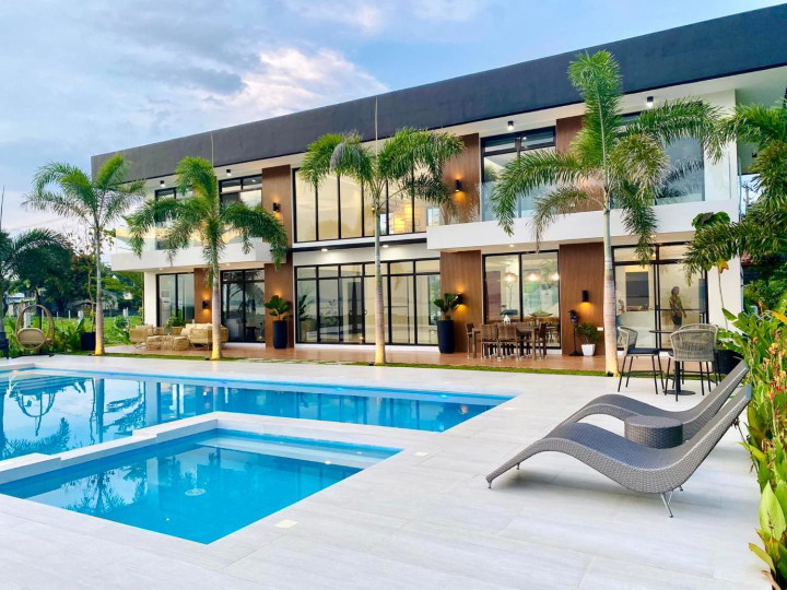 The Modern Lake House - Baras