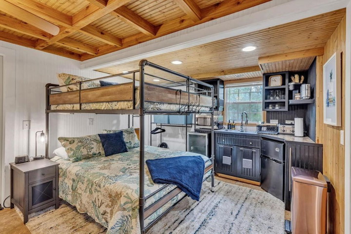 Bare Feet Bunkhouse-close To Beach & Dog Friendly - Gulfport, MS