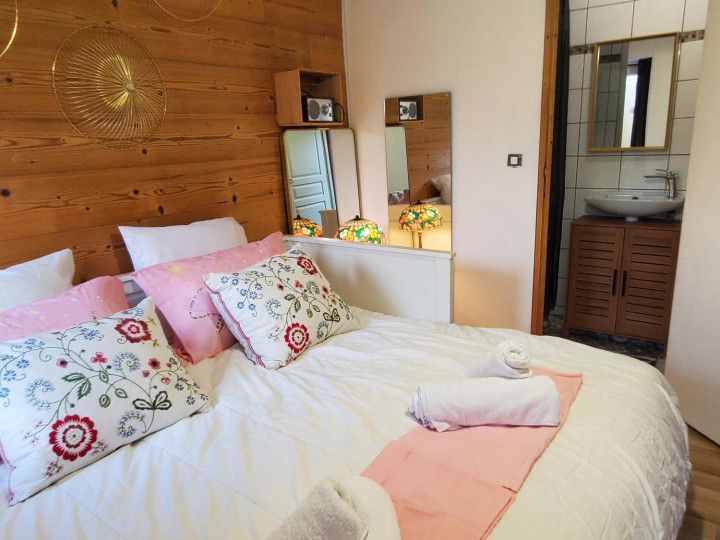 Chambre Indépendante Tout Confort Avec Douche Et Wc Privés - Albertville