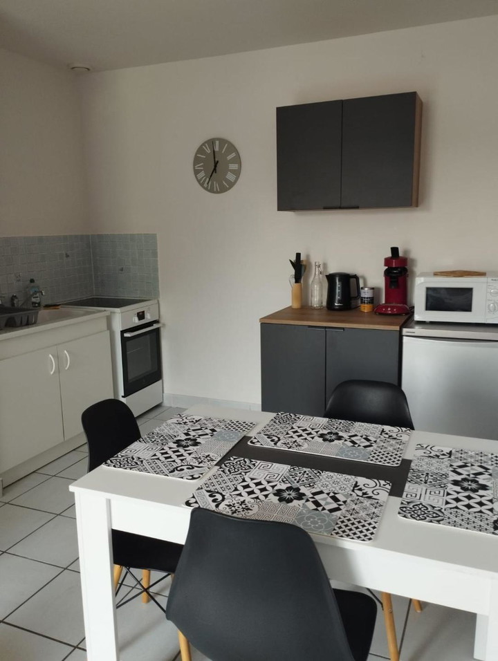Logement Complet Avec Chambre Séparée Et Parking - Chambray-lès-Tours
