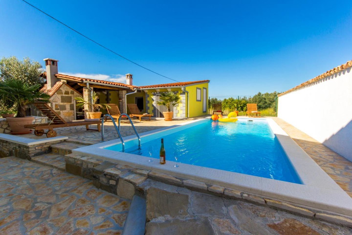 Holiday Home Bukovac - The Pool Is Seasonal !!! - Pula