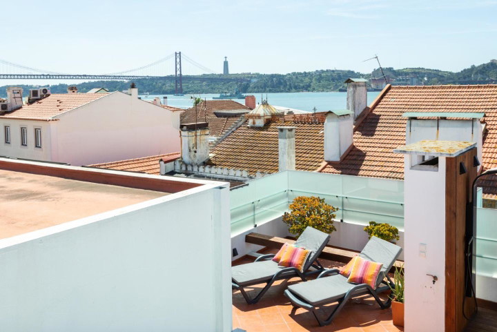 Ambassador River Shower Suites - Amadora