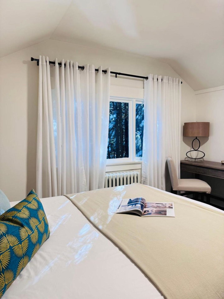 Modern Queen Room Ensuite Bathroom Vancouver West - West Vancouver