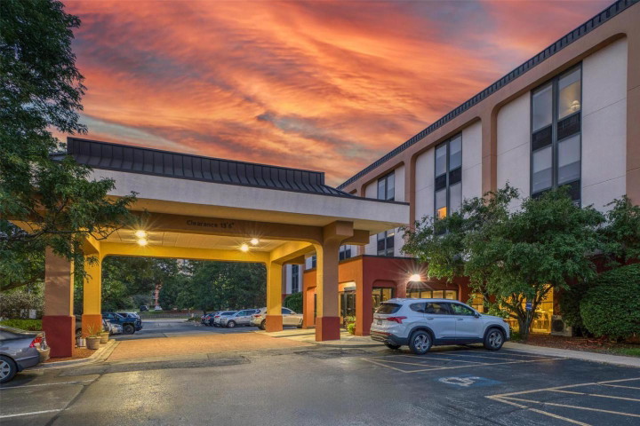 Surestay Plus Hotel By Best Western Chicago Lombard - Elmhurst, IL