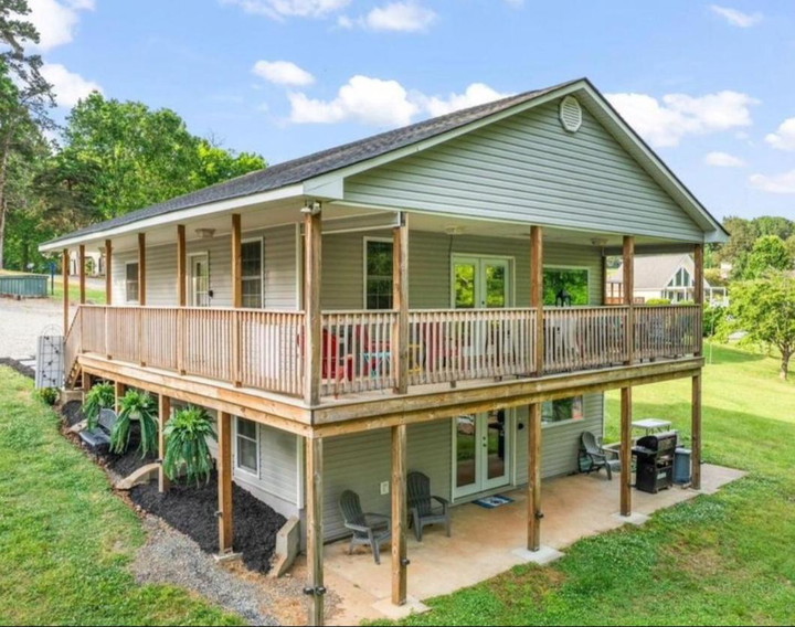 Dockside Dreamz- Lakefront Duplex With Dock And Beach - Sleeps 12 - Occoneechee State Park, Clarksville