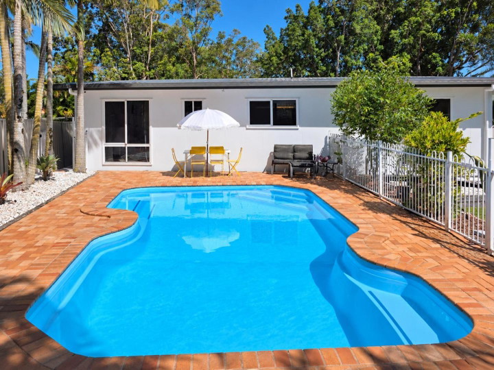 Private 8m Pool With 3 In-pool Lounges 2 Ensuites For Summer Holidays Near Mooloolaba Beach - Marcoola