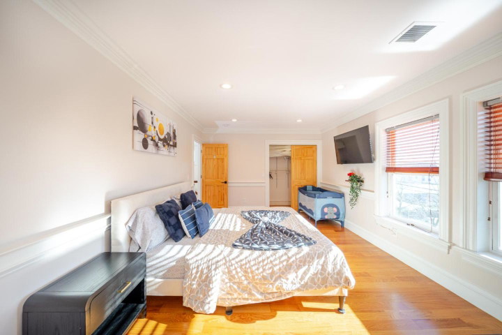 Chic 3br & 2ba Quincy House W Balcony, Garden, Laundry & Pet Friendly 383 - Massachusetts