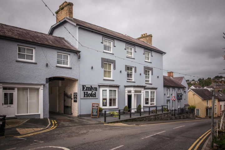 Gwesty'r Emlyn Hotel - Wales
