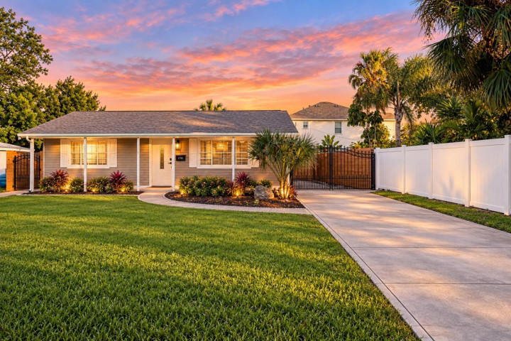 St Pete Family Beach House 10 Mins From Madeira Beach, Pool Table, Fire Pit! - St. Petersburg, FL