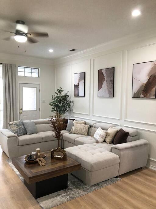 Luxury Pool Retreat Near Downtown Dallas - Mesquite, TX