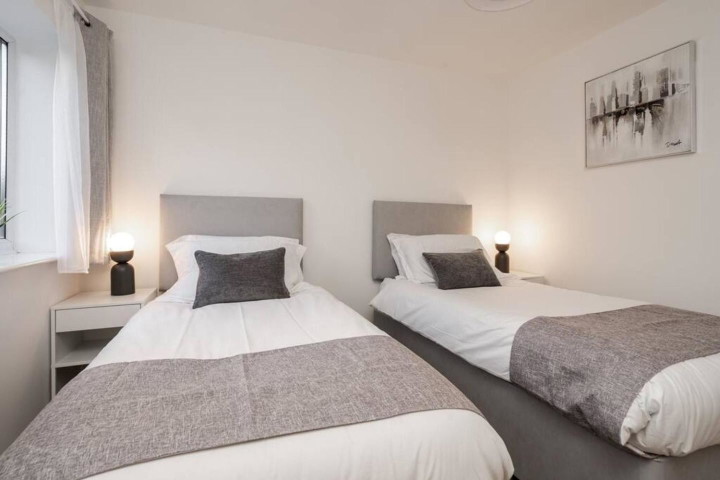 Contractor & Relocation Apartment · 4 Beds 2 Baths · Free Parking · Near New Cross & I54 - Wolverhampton