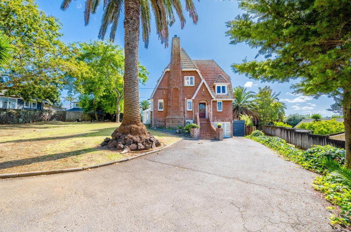 Castle Charm With Modern Interiors, Steps To Shops - Auckland