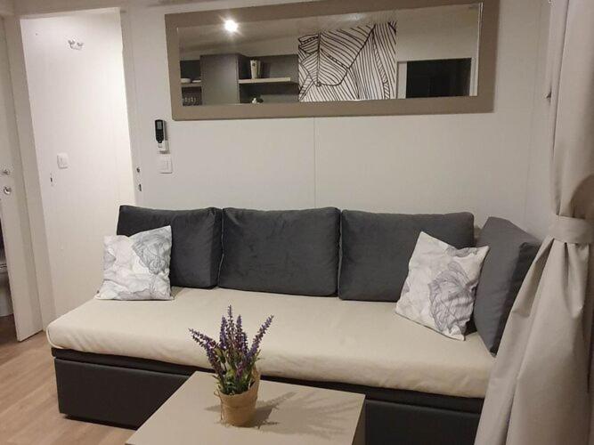Mobile Homes Karlo & Dino - Two Bedroom Mobile Home With Terrace - Pula