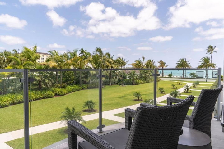 Modern Condo At One Cable Beach With Balcony - Nassau
