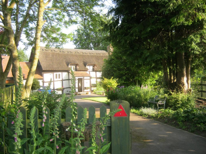 The Moats - Coddington A Small Private Thatched Cottage B&b Located In Quiet Countryside Between Ledbury And Malvern - Convenient For The Malvern Three Counties Showground And 5 Miles From Excellent Shops Restaurants And Ledbury Poetry Festival - Ledbury