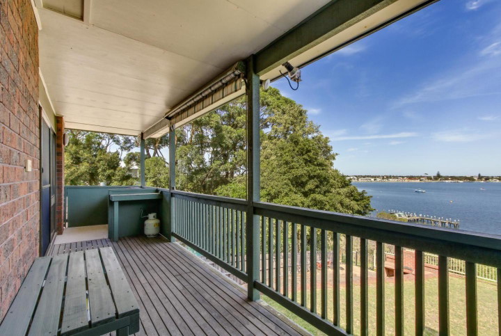 The Point - Spacious Waterfront Escape - Lakes Entrance