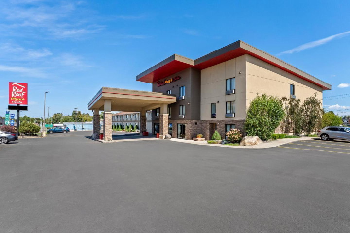 Red Roof Inn Plus+ & Suites Malone - Adirondacks