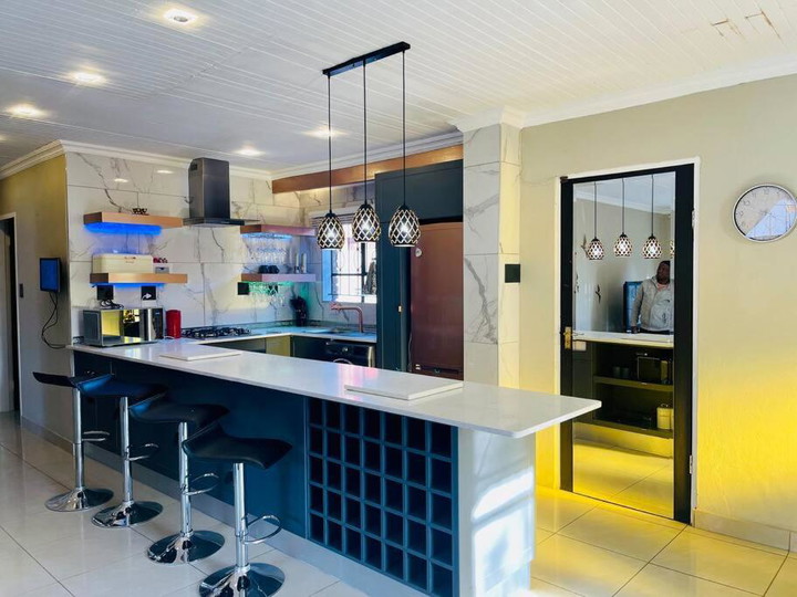 Mndazi Manor - Lenasia