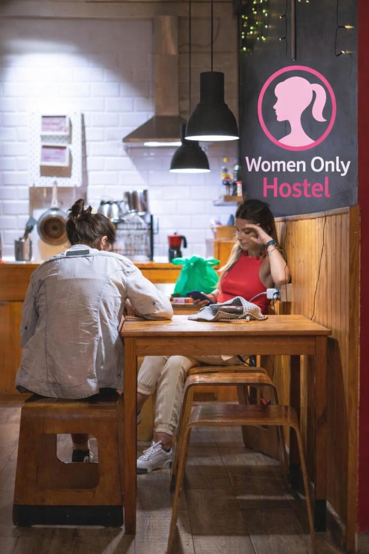 Buba House - Women Only Hostel - Badalona