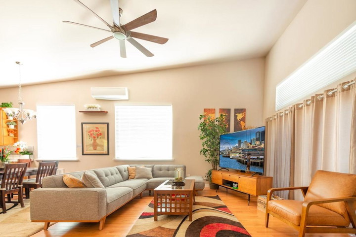 Spacious 3 Bedroom 2 Bath Seattle Home - Seattle, WA