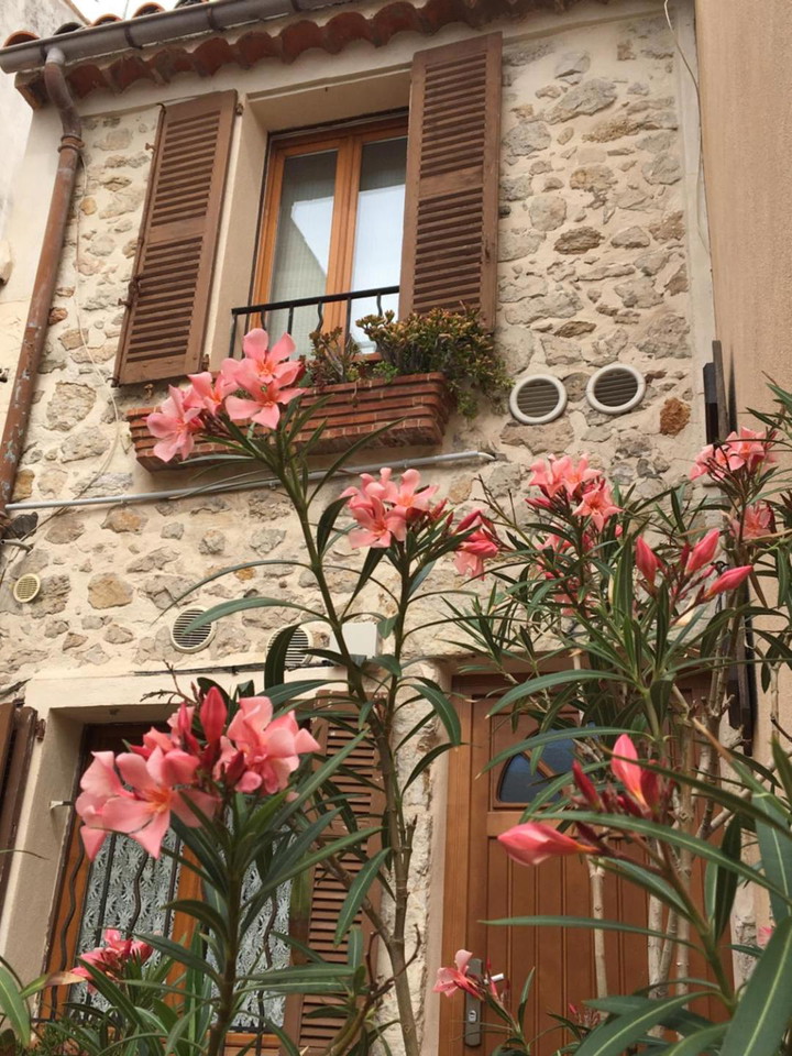 Vieille Ville 2 - La Petite Maison à Safranier, 2 Bedrooms, Max 4 Adults And 2 Kids - Golfe-Juan