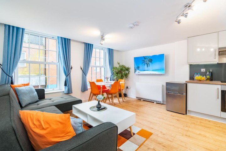 Central Apartment With 55” Smart Tv+netflix - Andover