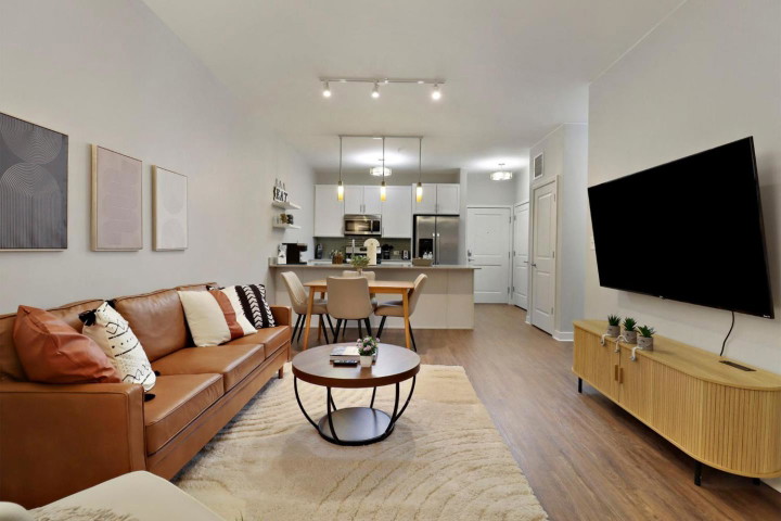 Downtown Elmhurst Luxury Apartments Near Metra & O'hare With Pool, Gym, Parking & Theater - Elmhurst, IL