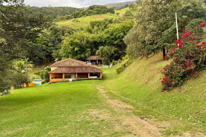 Fazenda Com Cachoeira E Piscina Para 20 Hóspedes - Minas Gerais