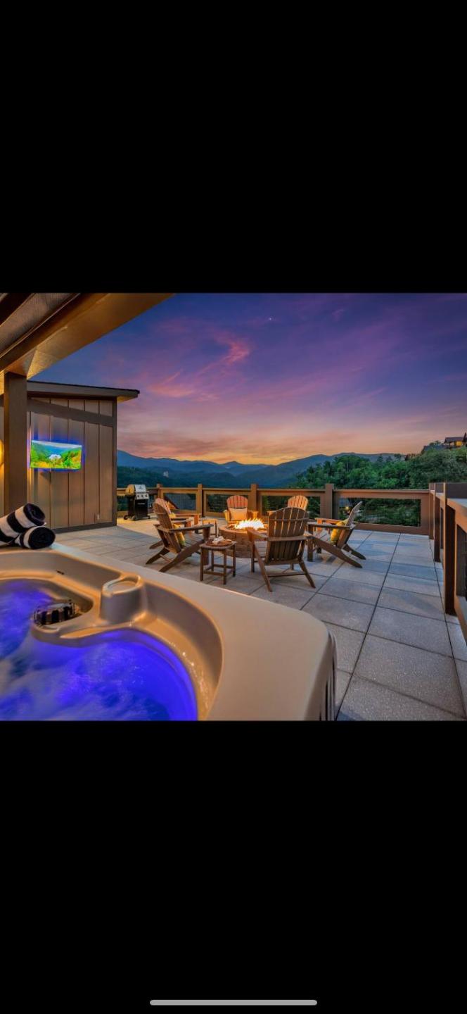 Family Chalet With Rooftop Theater Gameroom Mins To Dt - Gatlinburg, TN