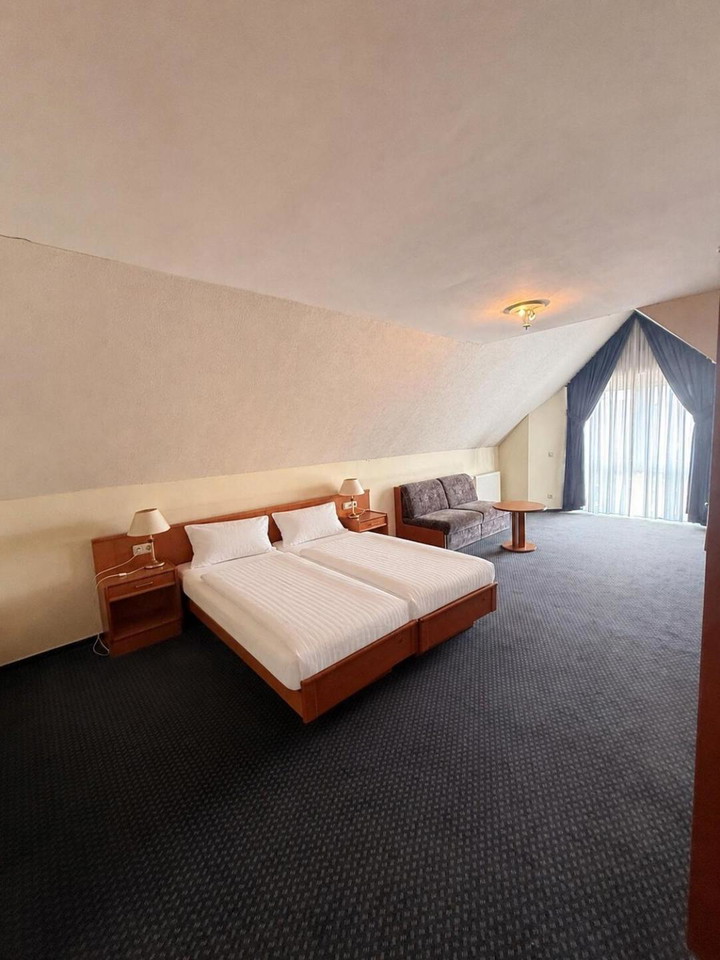 Geräumiges Zimmer Mit Eigenem Bad, Tv & Sitzecke - Bergheim, Germany
