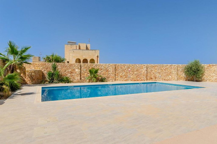 Hygge Holiday Home With Large Communal Pool And Private Hot Tub - Malta