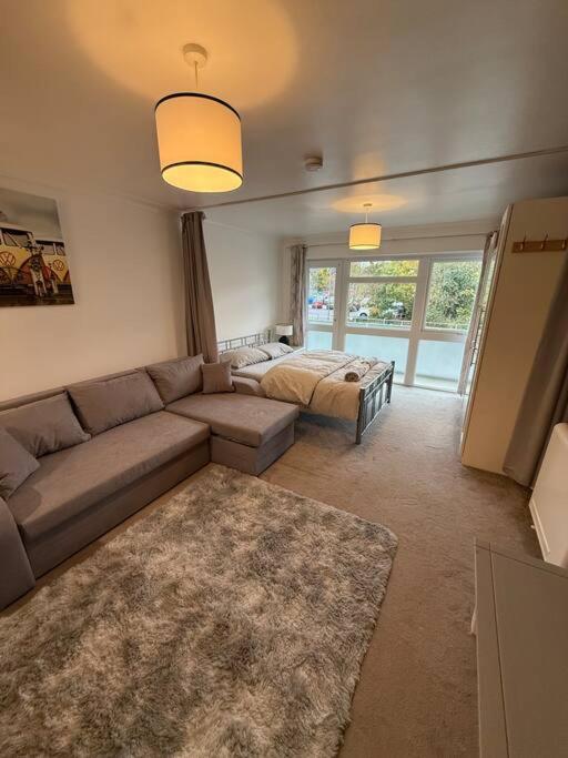 1st Floor Studio Flat In Crawley! Close To Gatwick - Crawley