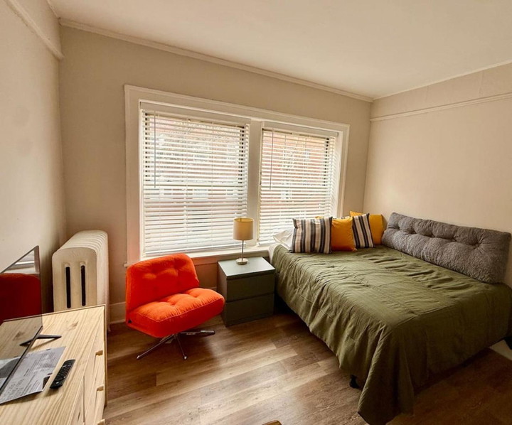Well Located Studio On The Red Line - Wilmette, IL