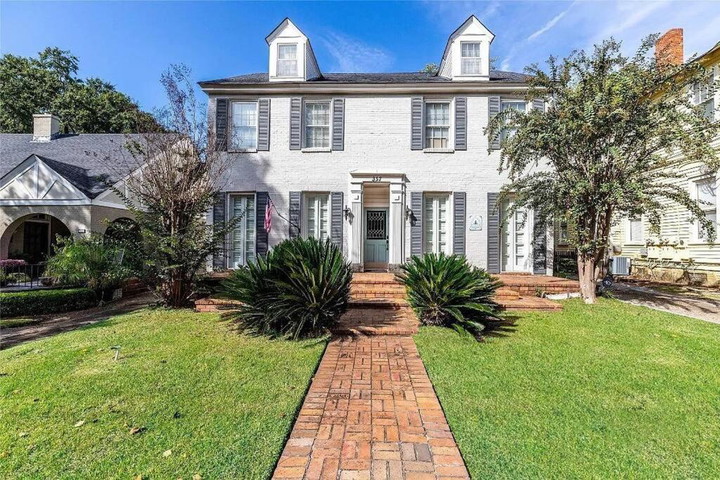 The Montgomery Manor - 5 Bedroom 4 Bath With Pool And Garage - Montgomery, AL