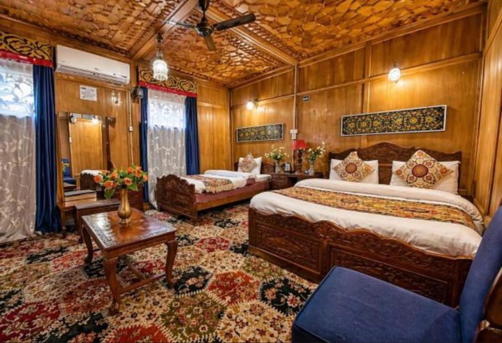 Lake Victoria Houseboats - Srinagar
