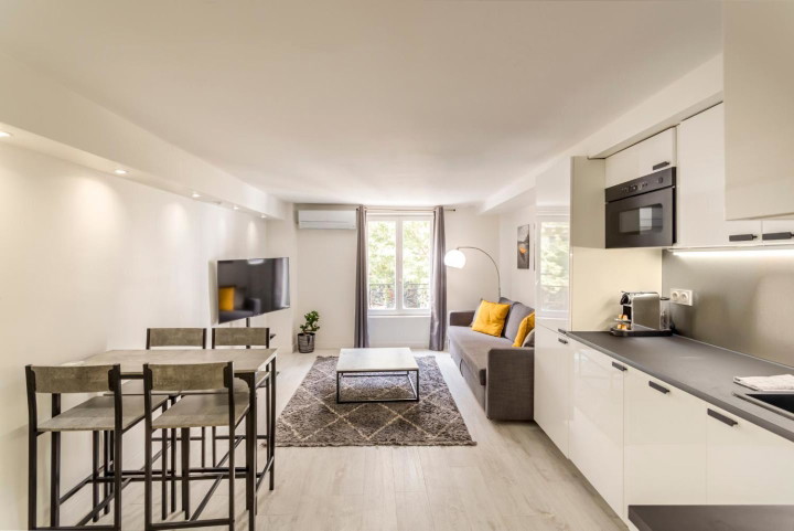 Design 1 Bdr With Ac - Clichy