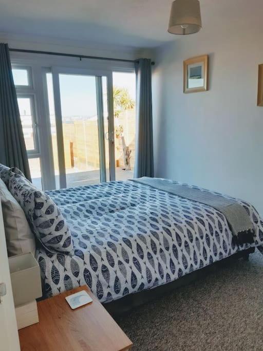 The Getaway - Modern 2 Bedroom Brixham Bungalow With Sea Peeps - Brixham
