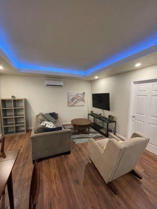 Brand New 2br Cute Blue Led In North Fresno - アメリカ フレズノ, CA