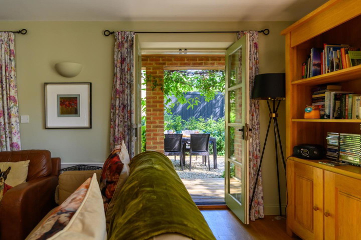 Cosy Cotswold Lodge By Your Home Here - Ideal For Families, Log-burner, Spa, Private Parking, Ev Hookup Included And Heated Swimming Pools - Gloucestershire