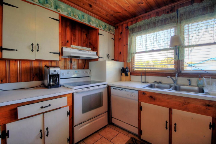 Averette Cottage By Carolina Beach Realty - Carolina Beach, NC