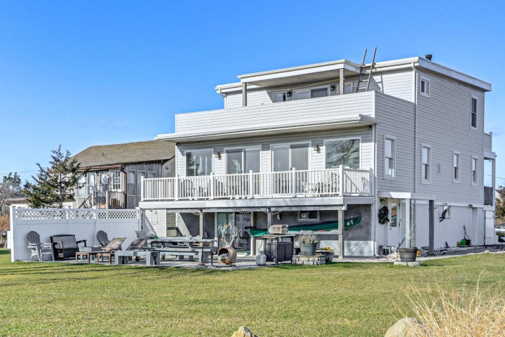 1 Block To Bellport Bay! Scenic Hamptons Hideaway - Bellport, NY
