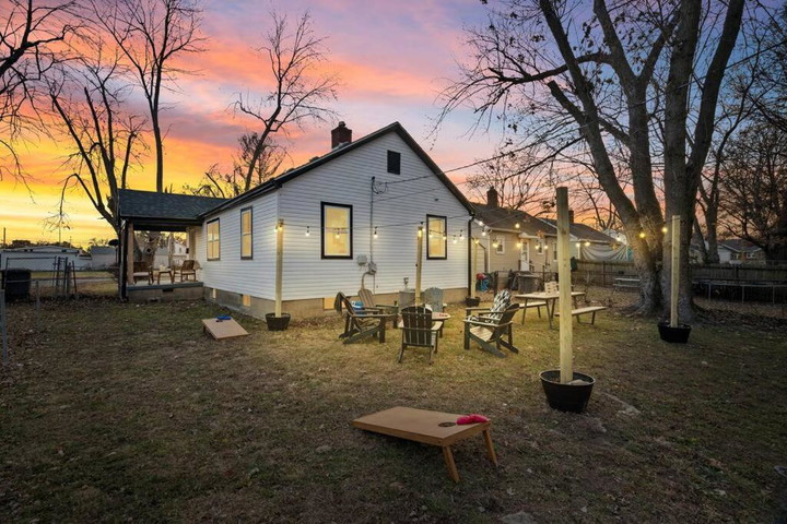 Urban Oasis Cozy Home Near Downtown With Game Room And Firepit - Evansville, IN