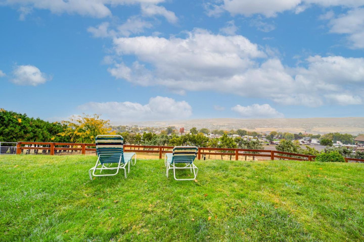 Sweeping Views: Apt In Clarkston! - Lewiston, ID