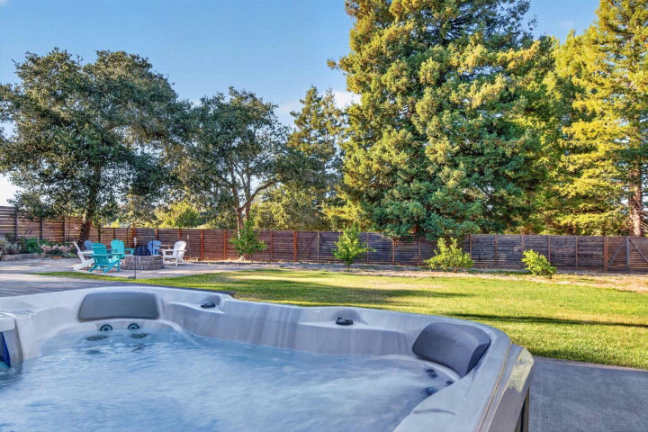 The Gravenstein - Sebastopol Orchard Retreat With Hot Tub Fire Pit & Game Room - Sebastopol, CA
