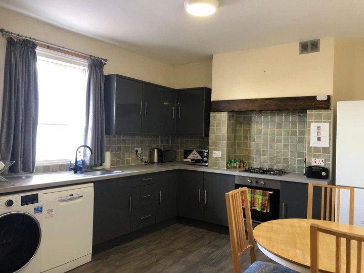 Perfectly Located In Central Cheltenham For Cheltenham Literature Festival 9-18 Oct ,Free Parking By Reservation Only, Evcharger, Features En-suite Or Shared Bathroom Rooms, Fully Equipped Kitchen And Laundry Facilities, Ideal For Longer Stays - Tewkesbury