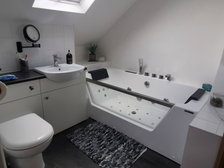 Relaxing Attic Room With En-suite Jacuzzi Bath - Whitstable