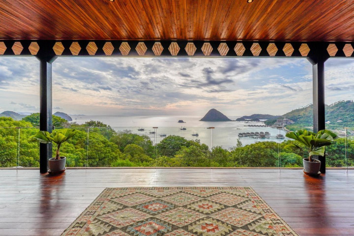 Paradise Garage Komodo Villa - Labuan Bajo