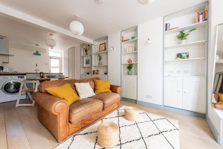 Lovely Self-contained Basement Studio With Kitchen - London